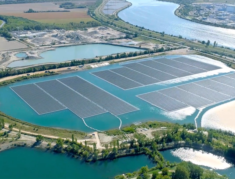 Panneaux solaires flottants sur un lac de carrière (84)
