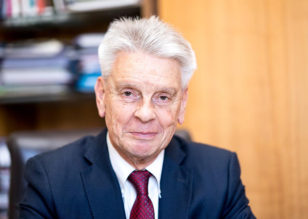 "Grande loi" de décentralisation : 40 ans après, le rapporteur Alain ...